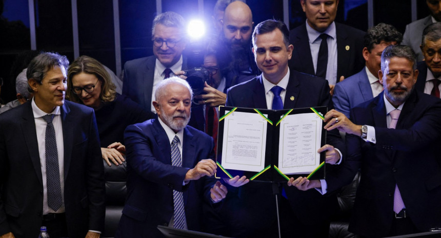 Histórico Acuerdo Lula Celebró La Promulgación De Reforma Tributaria